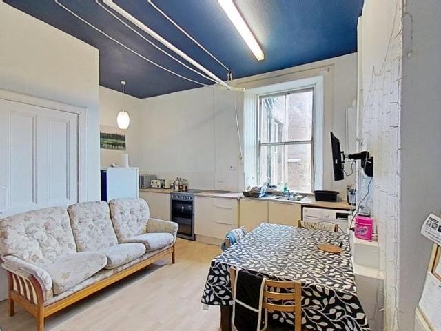 4 bedroom flat to rent