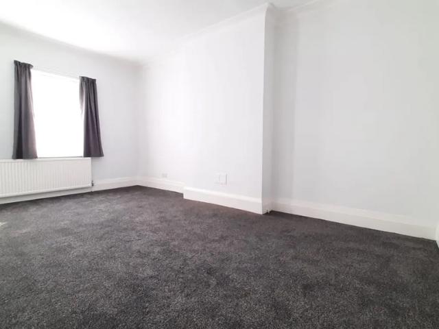 4 bedroom flat to rent