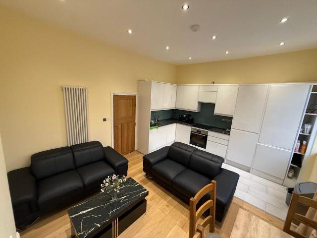 4 bedroom flat to rent
