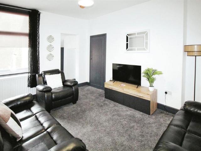4 bedroom flat to rent