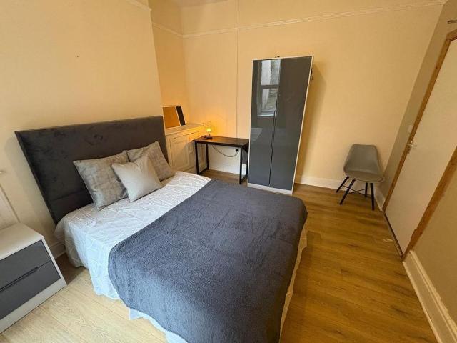 4 bedroom flat to rent