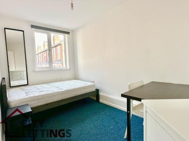 4 bedroom flat to rent