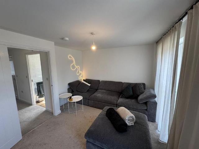 4 bedroom semi detached house to rent
