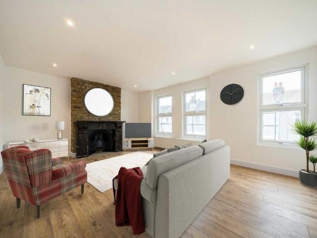 4 bedroom flat to rent