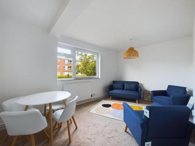 4 bedroom flat to rent