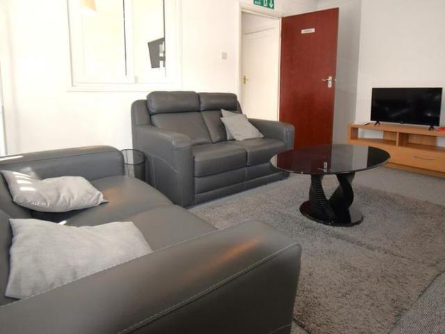4 bedroom flat to rent