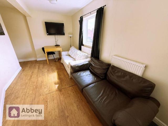 4 bedroom flat to rent