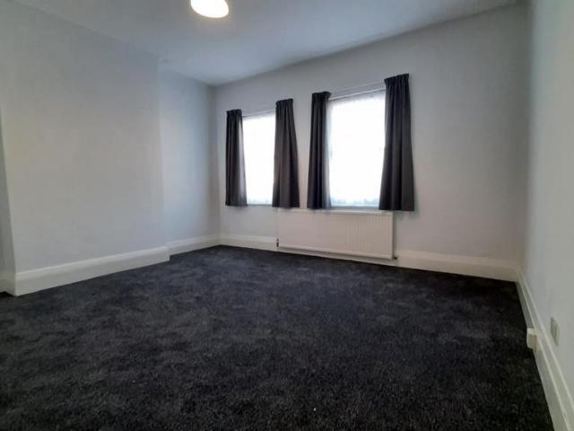 4 bedroom flat to rent