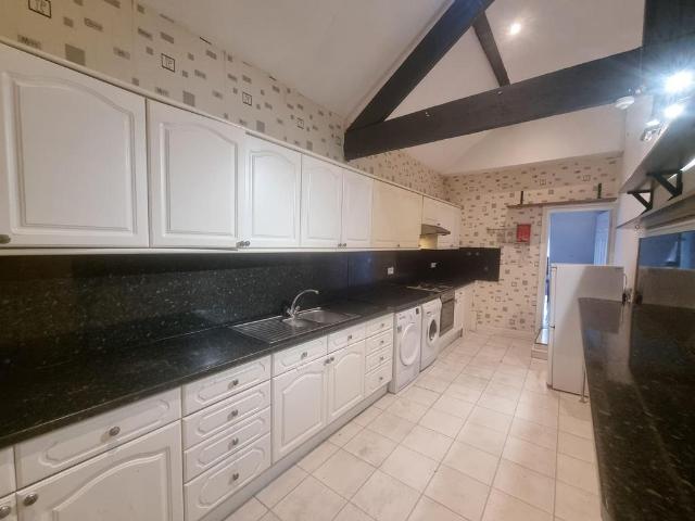 4 bedroom flat to rent