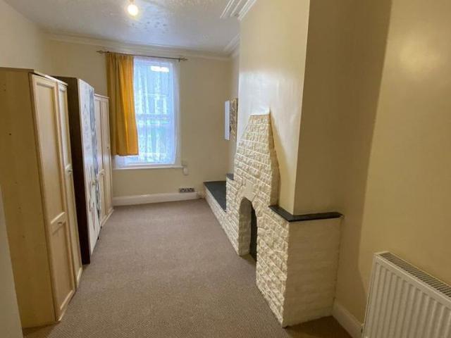 4 bedroom flat to rent