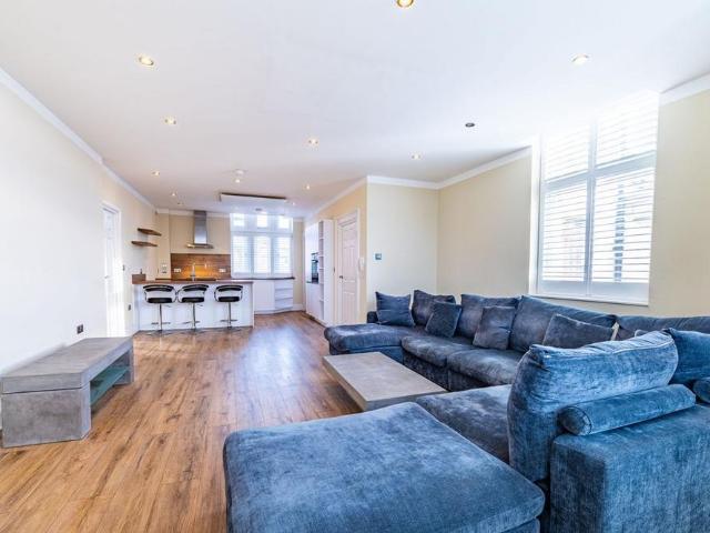 4 bedroom flat to rent
