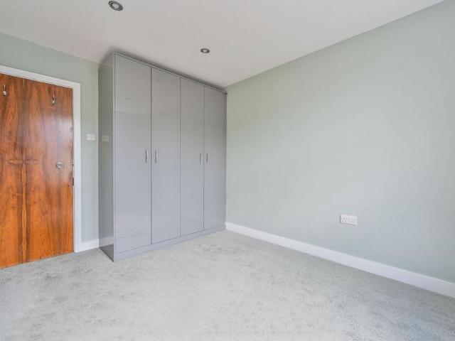 4 bedroom flat to rent