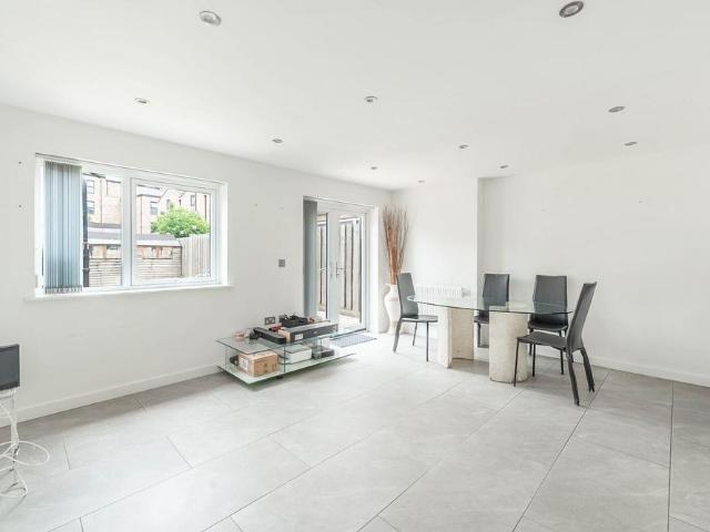 4 bedroom flat to rent