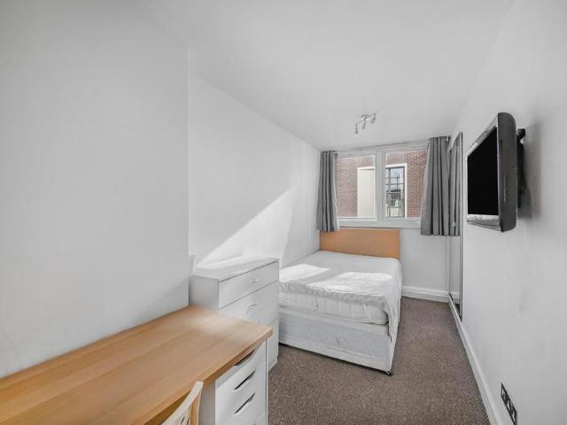 4 bedroom flat to rent