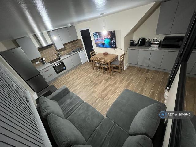 4 bedroom flat to rent