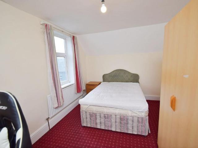 4 bedroom flat to rent