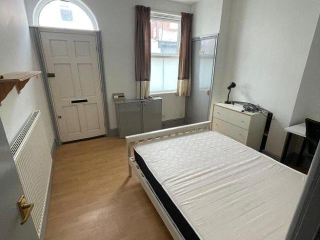 4 bedroom flat to rent