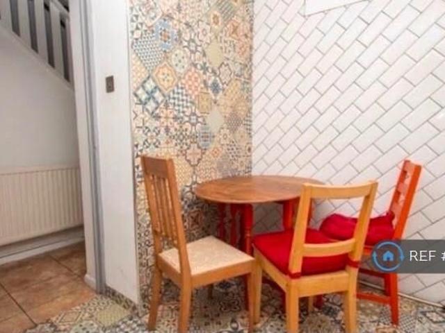 4 bedroom flat to rent