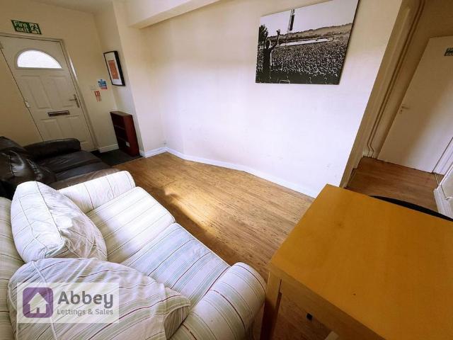 4 bedroom flat to rent