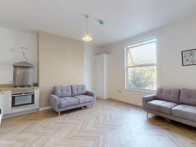4 bedroom flat to rent