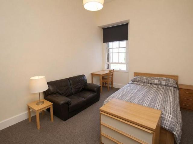 4 bedroom flat to rent