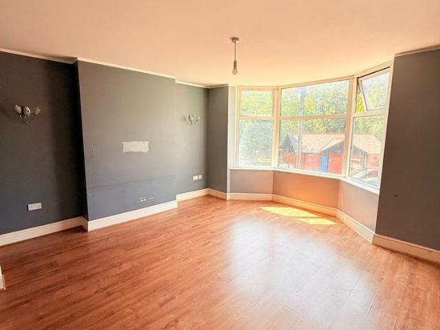 4 bedroom flat to rent