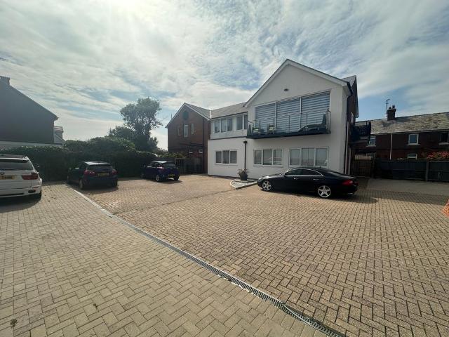 4 bedroom flat to rent