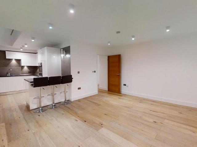 4 bedroom flat to rent