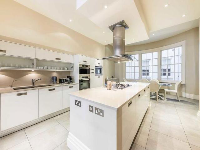 4 bedroom flat to rent