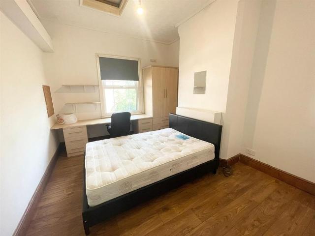 4 bedroom flat to rent