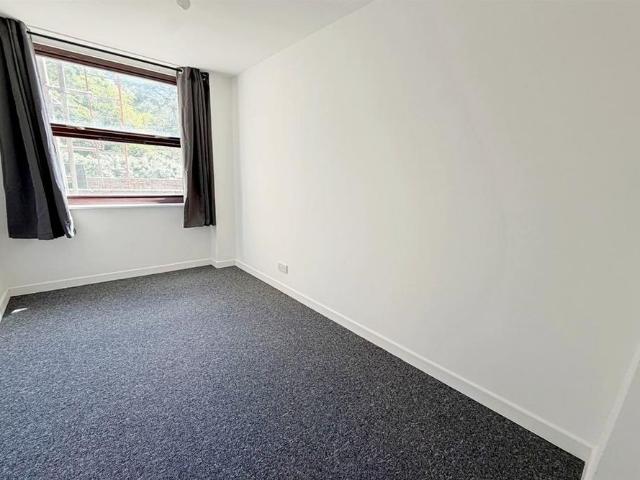 4 bedroom flat to rent