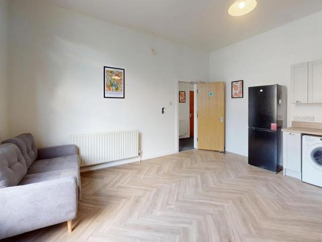 4 bedroom flat to rent