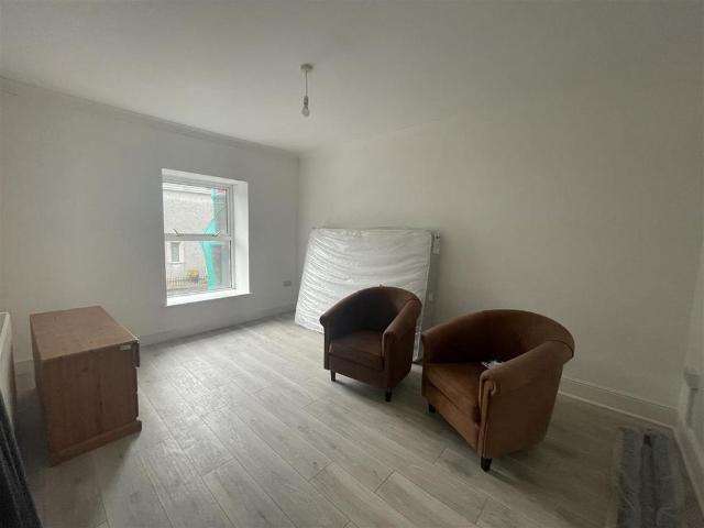 4 bedroom flat to rent