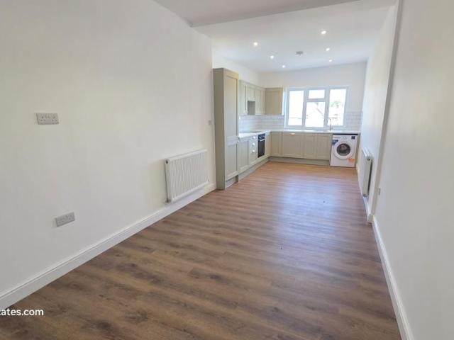 4 bedroom flat to rent