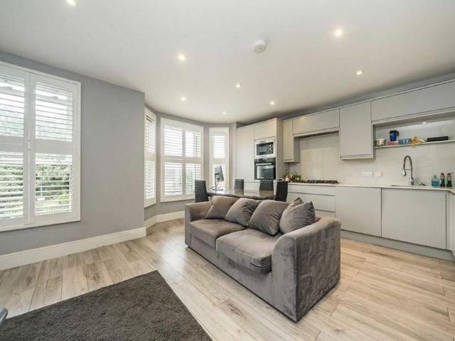 4 bedroom flat to rent