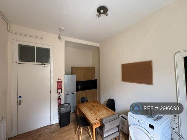 4 bedroom flat to rent