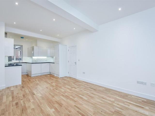 4 bedroom flat to rent
