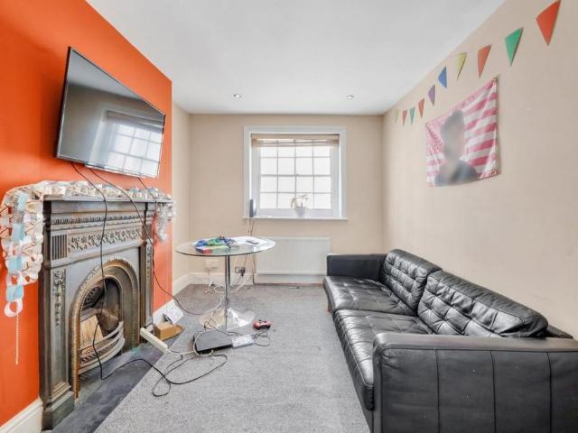 4 bedroom flat to rent