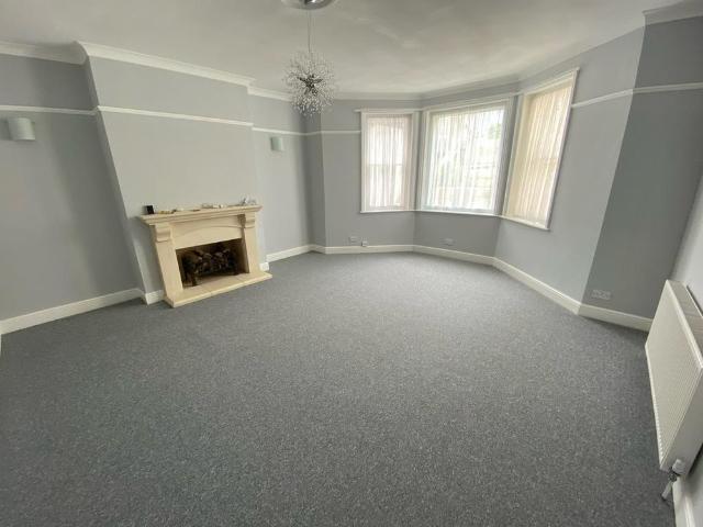 4 bedroom flat to rent