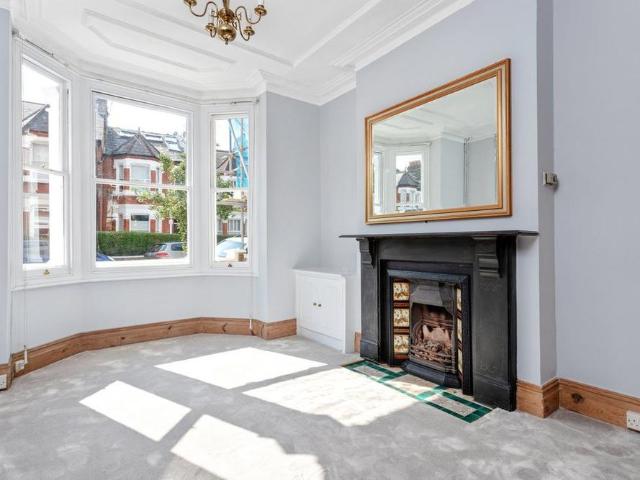 4 bedroom flat to rent