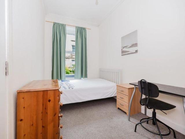 4 bedroom flat to rent