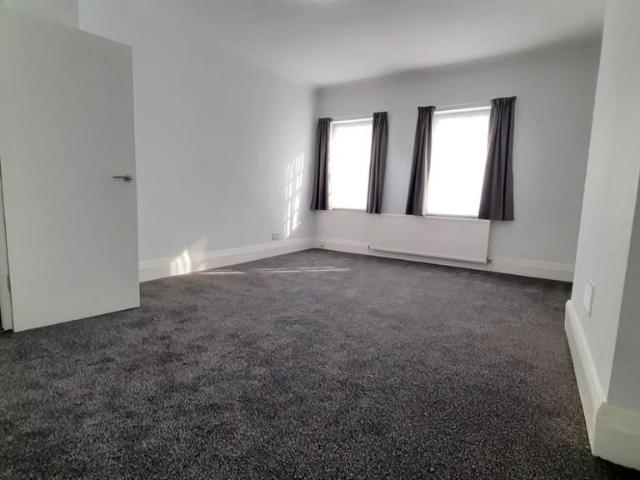4 bedroom flat to rent