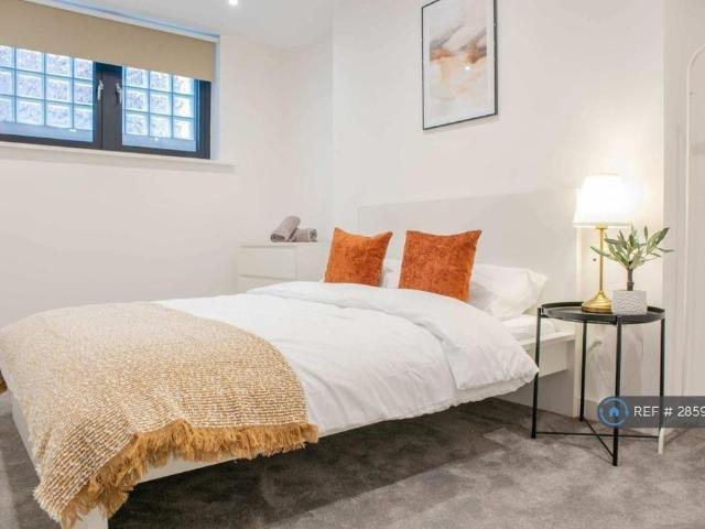 4 bedroom flat to rent