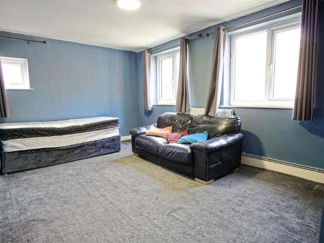 4 bedroom flat to rent