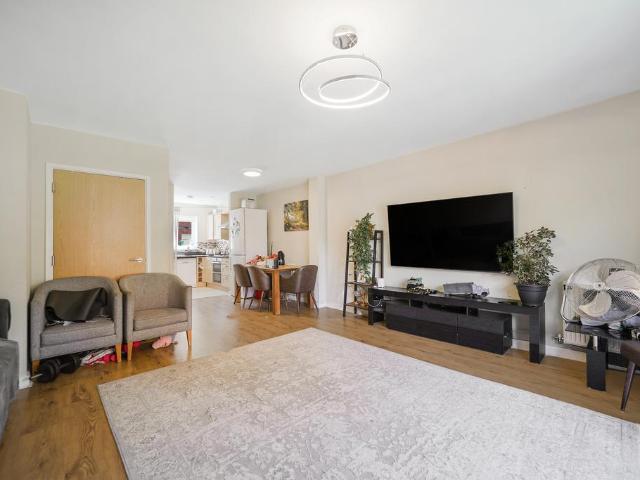 4 bedroom flat to rent