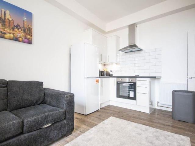 4 bedroom flat to rent