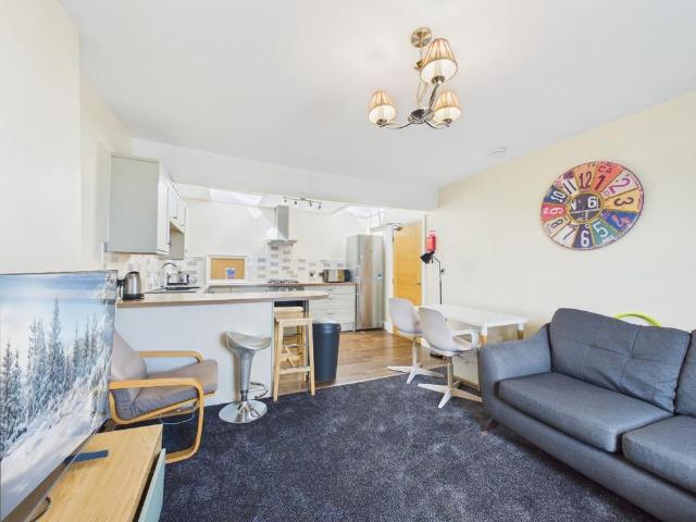 4 bedroom flat to rent