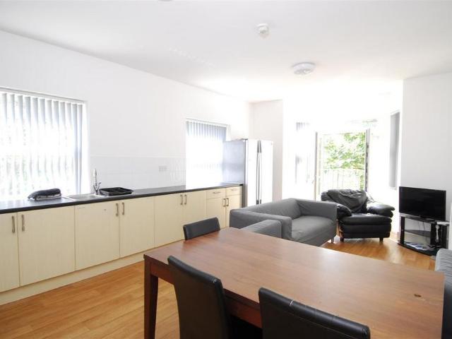 4 bedroom flat to rent
