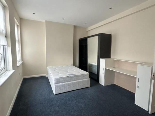 4 bedroom flat to rent