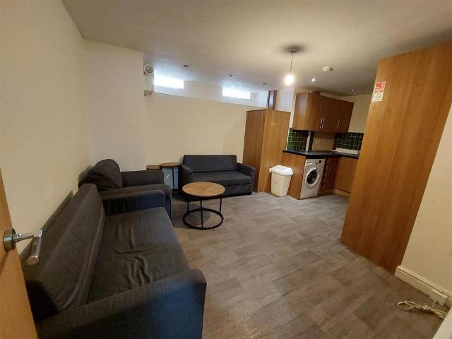 4 bedroom flat to rent